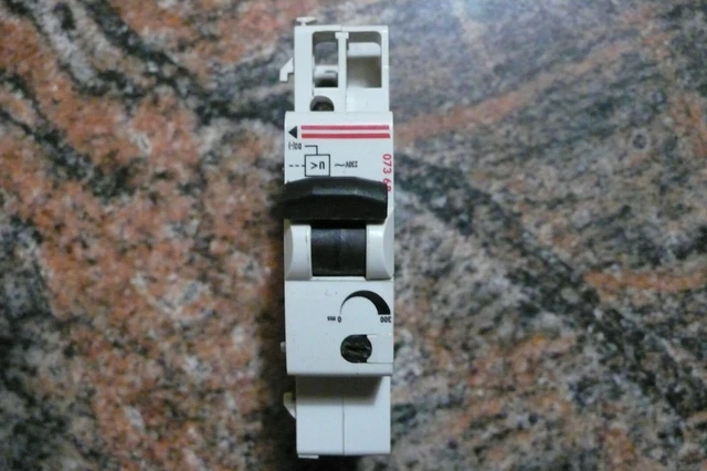 LEGRAND 07368 DÉCLENCHEUR à minimum de tension 220V, Tempo réglable de ...