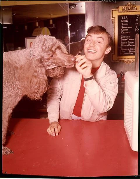 GERRY MARSDEN OF Gerry And The Pacemakers Poses In A Caf Old Music ...