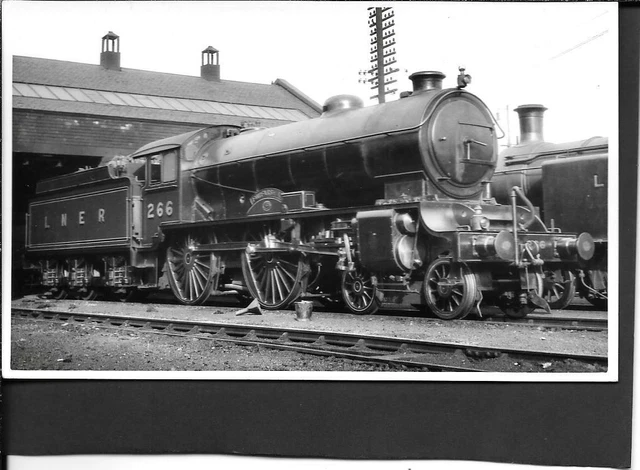 LONDON & NORTH Eastern - Shire/Hunt Class 4-4-0 266 Forfarshire Photo ...