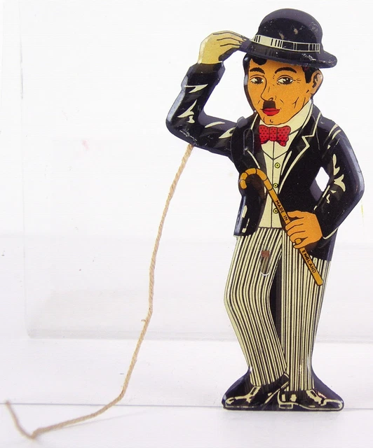LITOGRAFIA IN LATTA Anni 1910 Charlie Chaplin Pull String Penny Punte ...