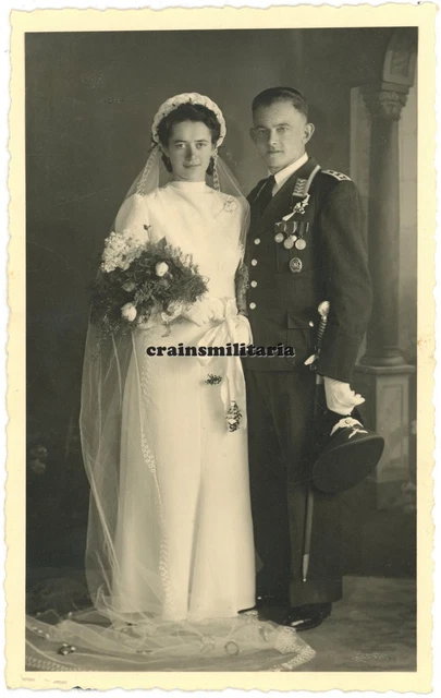 ORIG. FOTO AK Portrait Hochzeit Luftwaffe Soldat mit Orden Ordensspange ... ORIG. FOTO AK Portrait Hochzeit Luftwaffe Soldat mit Orden Ordensspange ...