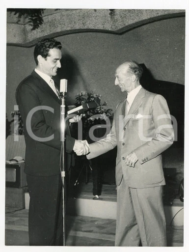 1958 LIDO DI GENOVA Vittorio GASSMAN premiato da Rinaldo RIZZO - Foto ...