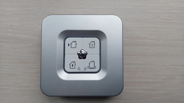 VERISURE ES700TR5-ES-M04 SILVER Wi-Fi Battery Powered Alarm Control ...