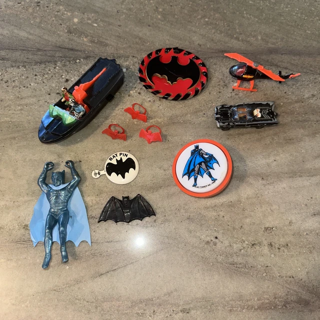 VINTAGE BATMAN LOT 1966 rubber rings Batclub Batpin Bat Chute azrak ...