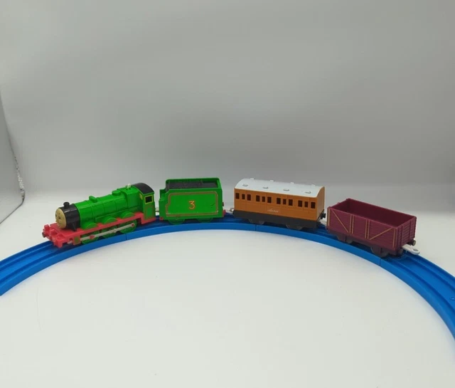 TOMY TRACKMASTER THOMAS Tank Engine Henry Battery Train & Tenders £14. ...