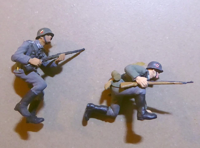 GERMAN INFANTRY ADVANCING Pose: Painted Plastic WORLD WAR II 1:35th EUR ...