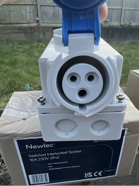 NEWLEC INDUSTRIAL ISOLATOR Switched Interlocked Surface 2P+E 16A 230V ...