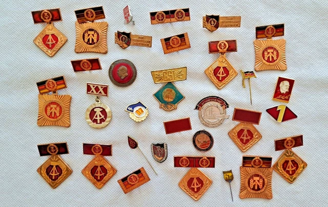 SAMMLUNG DDR ORDEN Ehrenzeichen Pins Stasi MfS 32 Stück Konvolut UdSSR ...