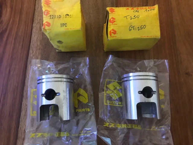 SUZUKI GT 250, NOS genuine pistons / pistons neufs / 12110 18761 / 2 ...