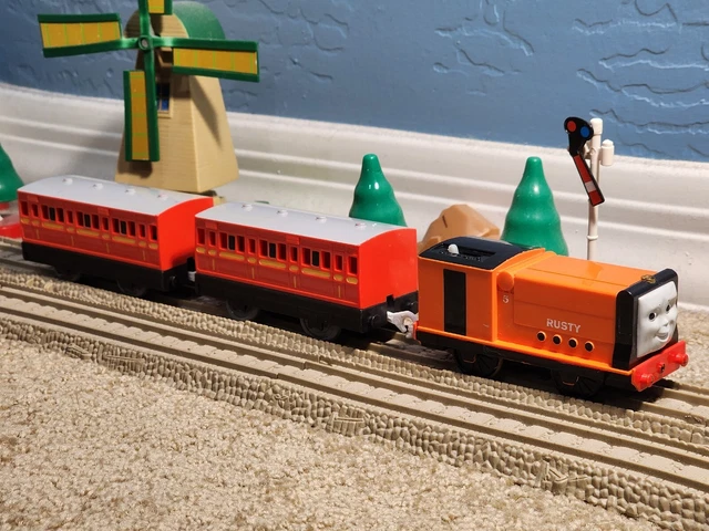 TOMY TRACKMASTER THOMAS & Friends "RUSTY" Red Coaches 2005 train ...