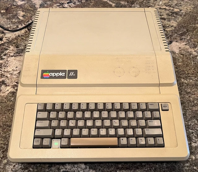 VINTAGE 1984 APPLE IIe Computer Model # A2S2064 Powers On with manual ...