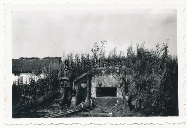 FOTO SOLDAT DER Wehrmacht vor einem Maschinengewehr Bunker an der ...