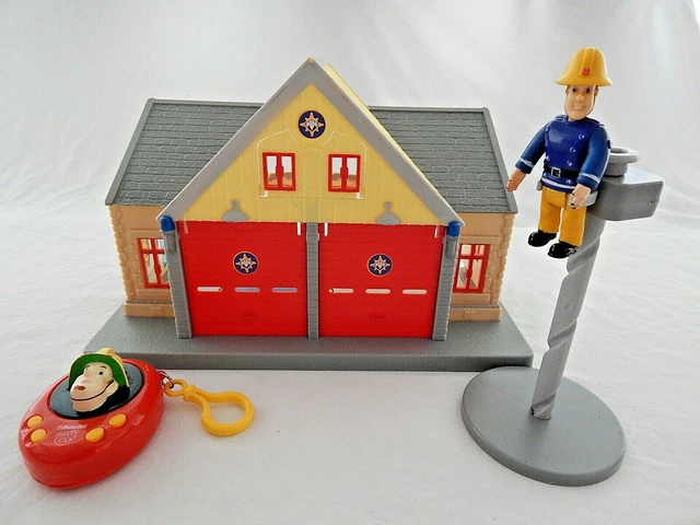 FIREMAN SAM PONTYPANDY Fire Station With Fireman Sam And Talking Key ...
