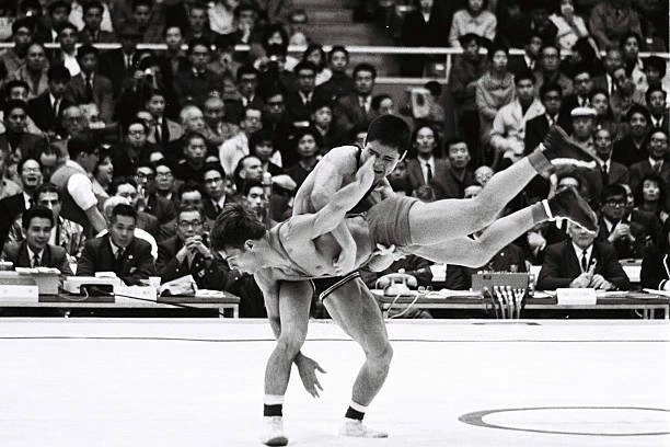 MASAMITSU ICHIGUCHI OF Japan Holds Tsvyatko Pashkulev Of Hungar 1964 Old Photo EUR 6,18 ...