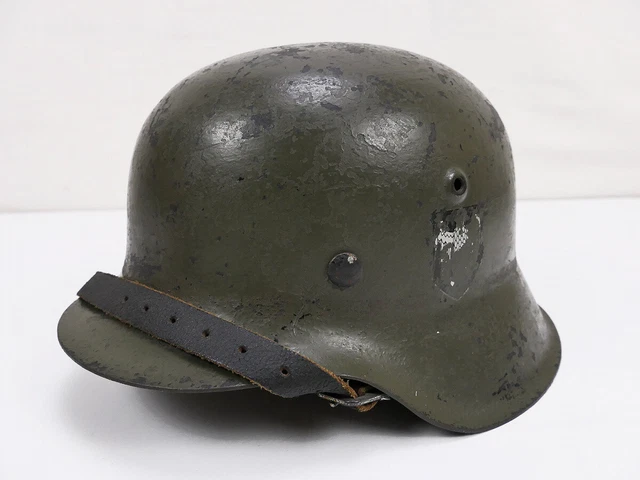 ORIGINAL WEHRMACHT M42 Stahlhelm DD Helm hkp64 mit Resten 2 Abzeichen ...