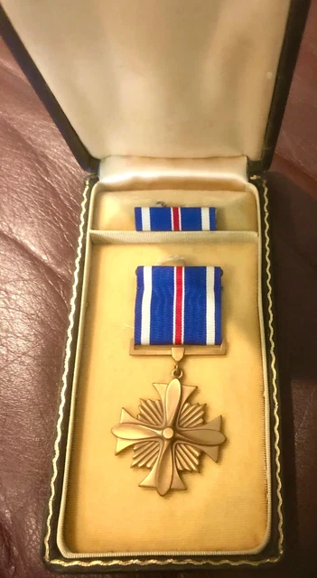 WW2 'DISTINGUISHED FLYING CROSS' Medal + Ribbon Bar in PRESENTATION BOX ...