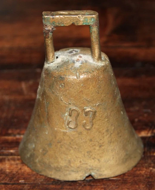 ANCIENNE BELLE CLOCHE bronze doré fin XVIII° début XIX° numéro 33 ovale ...