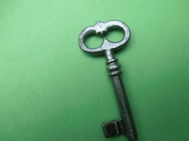 ALTE SCHLÜSSEL - schöner alter Möbelschlüssel - Schrankschlüssel -Eisenschlüssel EUR 2,90 ...