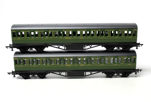 GRAHAM FARISH 10603 57ft Suburban Coach & 10613 Brake End Coach OO ...