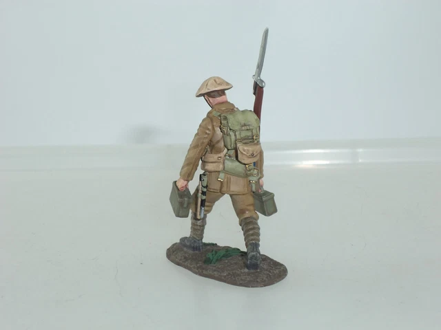 BRITAINS 23036 BRITISH Ww1 Infantry Soldier Walking Carrying Ammunition ...