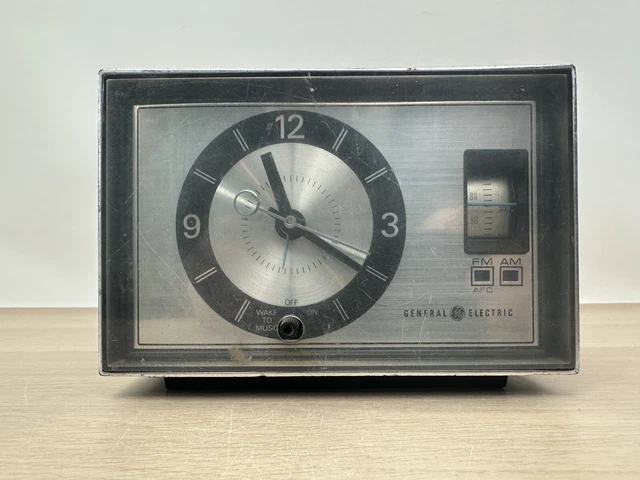 VINTAGE GE GENERAL Electric Walnut Grain Alarm Clock AM/FM Radio ...