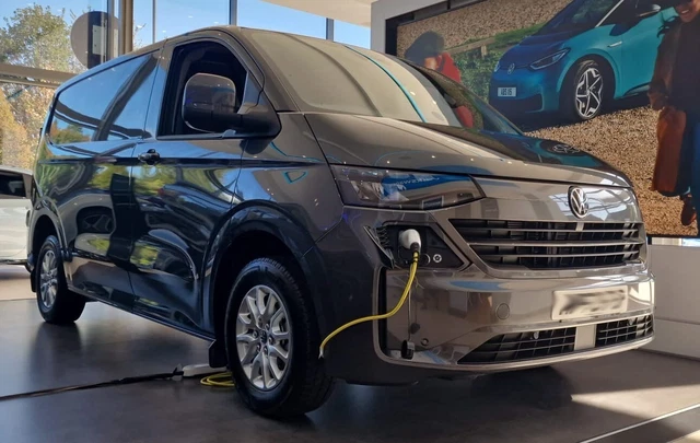 NEW 2025 Volkswagen E Transporter Commerce Pro Electric Van T32 218ps £ ...