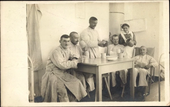 FOTO AK PATIENTEN im Lazarett, Kranke Soldaten, Krankenschwester ...