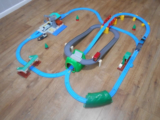 TOMY TRACKMASTER THOMAS the tank engine train set & battery thomas ...