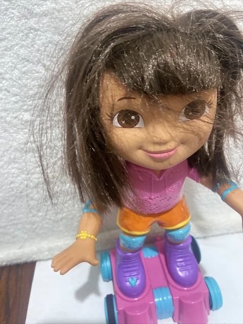 DORA THE EXPLORER Skate And Spin Dora & Boots Roller Skating Friends ...