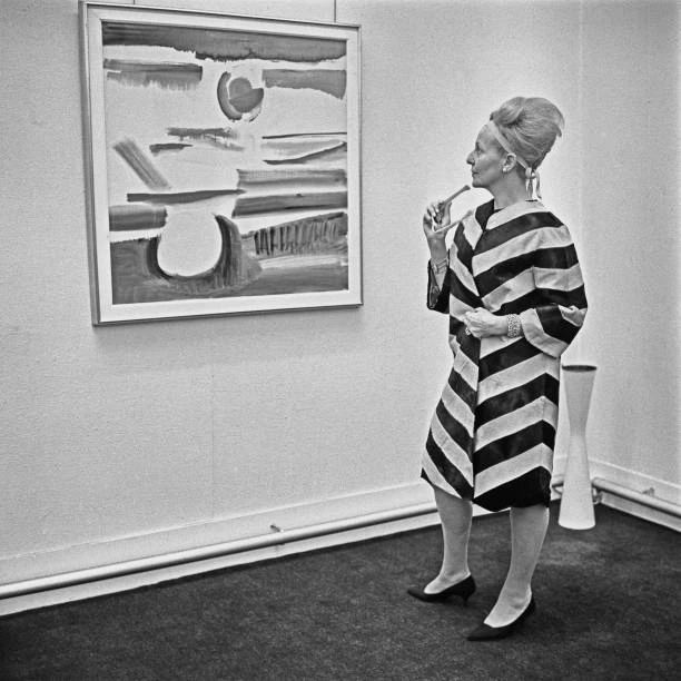 AMERICAN PAINTER ANN Cole-Phillips admires an artwork UK 1960s OLD ...