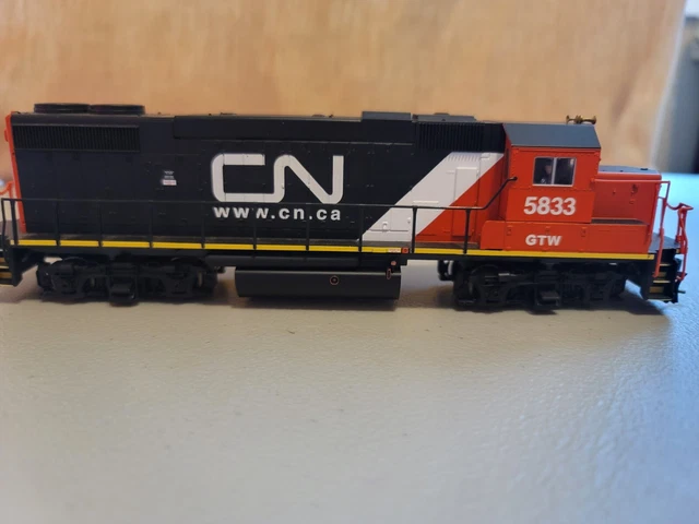 ATLAS TRAINMAN GP-38-2 Diesel locomotive HO scale CN #5833 w/DCC No ...