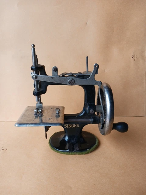 VINTAGE 1920S SINGER TOY Hand Crank SEWING MACHINE / Antique £130.79 ...