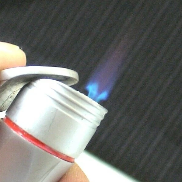 BRIQUET [> CHALUMEAU Pub Marlboro forme Piston