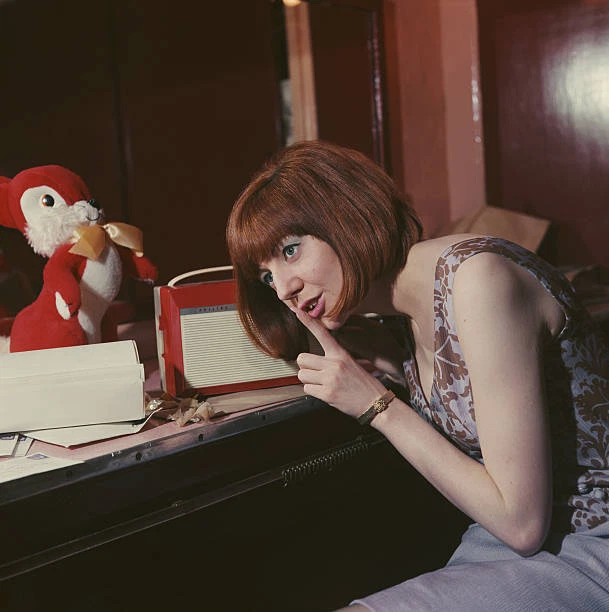 ENGLISH SINGER CILLA Black Listening To A Transistor Radio 1964 Old ...