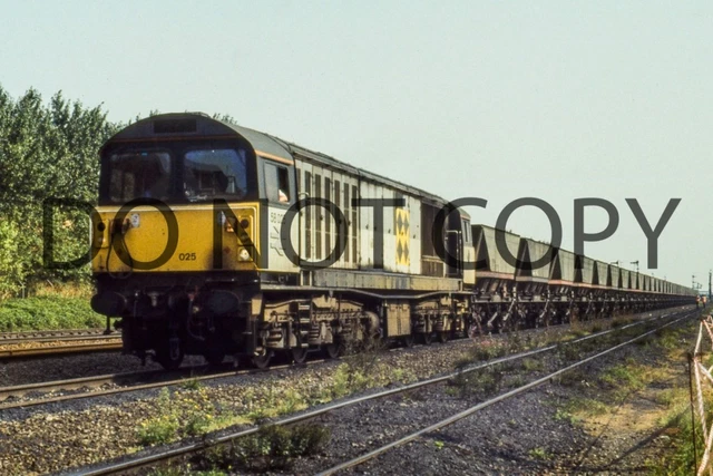 UK DIESEL TRAIN Railway Photograph Of Class 58 58025. Loco. Rm58-99 £1. ...