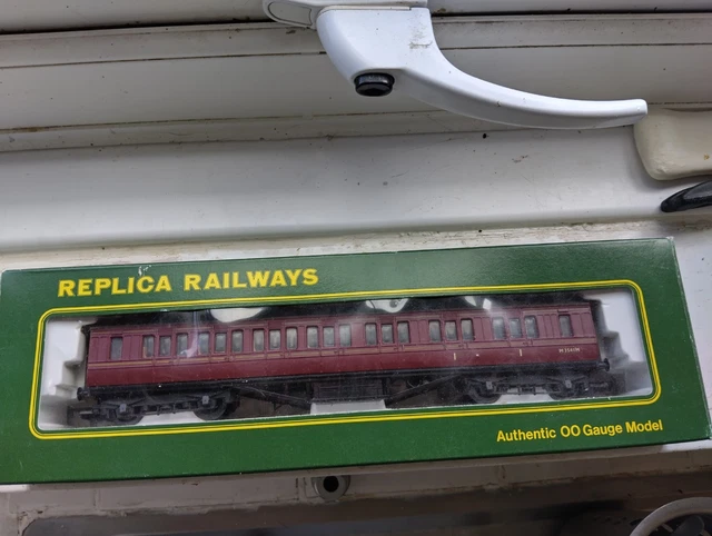 REPLICA RAILWAYS 12212, 57' Corridor 1st/2nd B.R. Maroon Coach, Boxed ...
