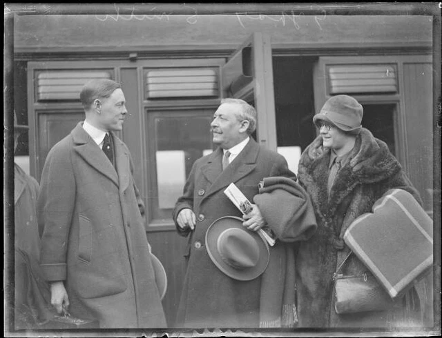 RODNEY GYPSY SMITH shaking a man's hand NSW 1925 OLD PHOTO $8.50 ...