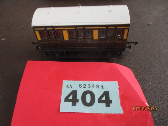 HORNBY MODEL RAILWAYS Oo Gauge R016 Brown/Cream 4 Wheel Short Coach £2. ...
