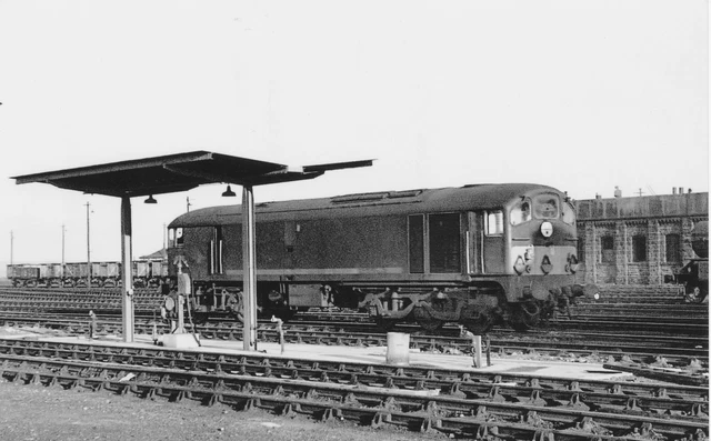 6 X 4 B/W RAILWAY PHOTO CLASS 28 D5708 AT FUEL POINT BARROW 1965 £2.99 ...