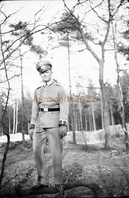 FOTO-NEGATIV, WK2, SDT. aus Chemnitz, Portrait im Wald, 5026-863/14 EUR ... FOTO-NEGATIV, WK2, SDT. aus Chemnitz, Portrait im Wald, 5026-863/14 EUR ...