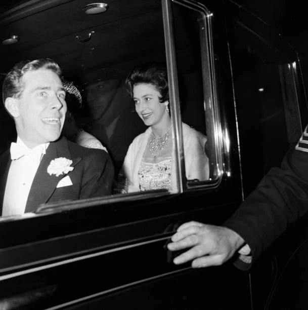 PRINCESS MARGARET AND Antony Armstrong-Jones Covent Garden 1960 OLD ...