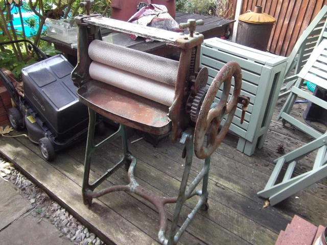 VINTAGE MANGLE Cast Iron Clothes Wringer Garden Feature Upcycling ...