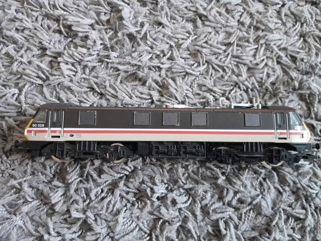 HORNBY R471-90028 CLASS 90 90028 in Intercity Executive livery Powered ...