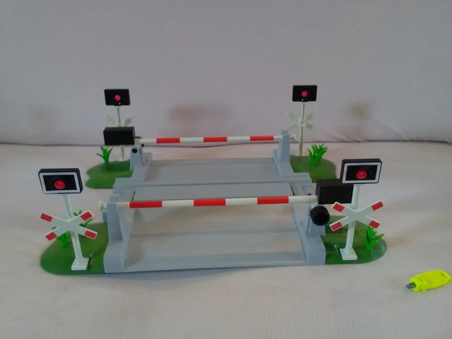 PLAYMOBIL RC TRAIN Level Crossing set 4306 COMPLETE IN VGC no box EUR ...