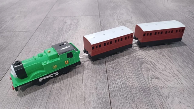 THOMAS TRACKMASTER OLIVER Train with Carriages. RARE. Battery operated ...