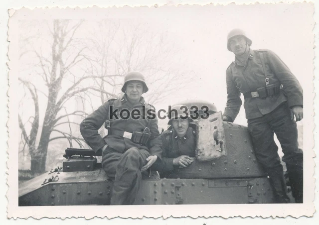 FOTO SOLDATEN DER Luftwaffe auf einem französischen FT 17 Beute Panzer ...