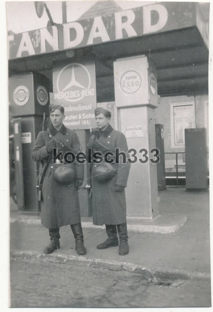 FOTO SOLDATEN DER Wehrmacht vor einer Standard Tankstelle Mercedes Benz ...