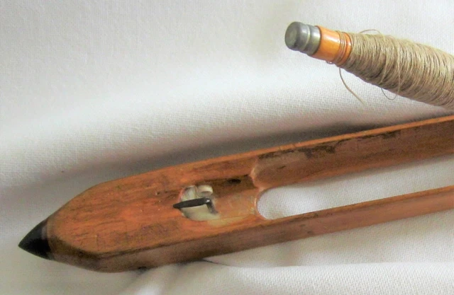 ANTIKES WEBERSCHIFFCHEN WEBSCHIFFCHEN Garn Spindel Holz Metallspitze ...