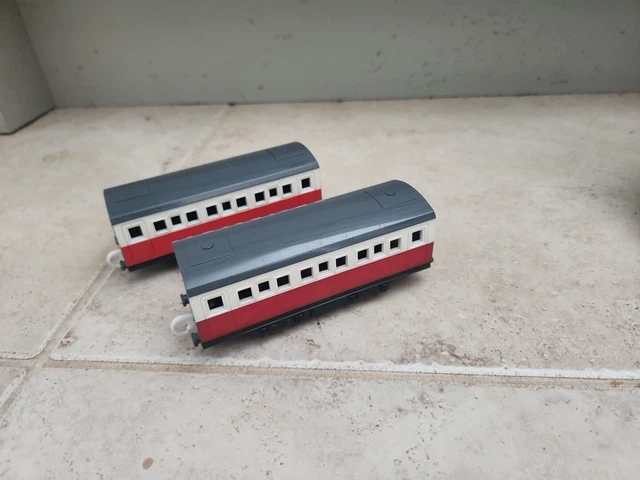 2X RED EXPRESS Coaches - Tomy Thomas Engine Trackmaster Carriage # 4 £ ...