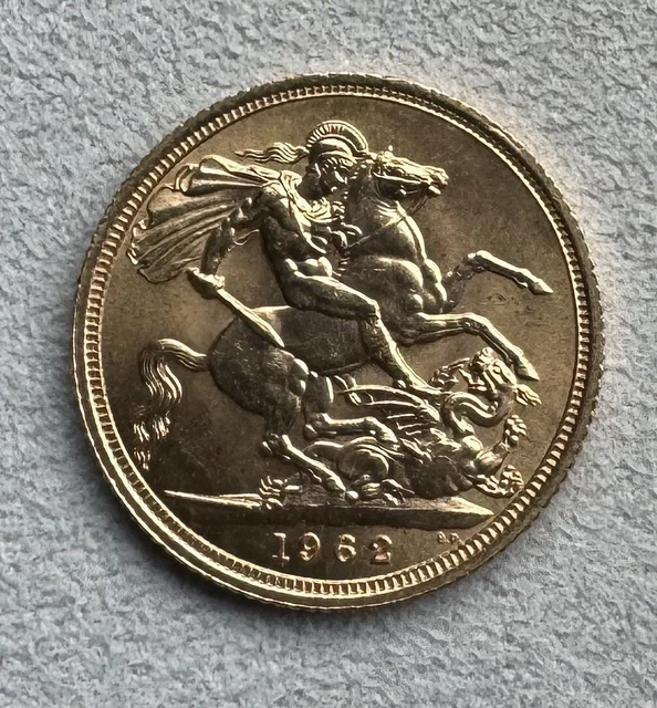 BRITISH FULL GOLD Sovereign Coin 1962. *UNCIRCULATED* Elizabeth II 22ct ...